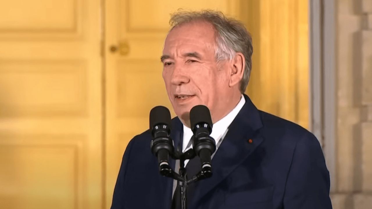 Le gouvernement Bayrou marqué par le retour deux anciens premiers ministres