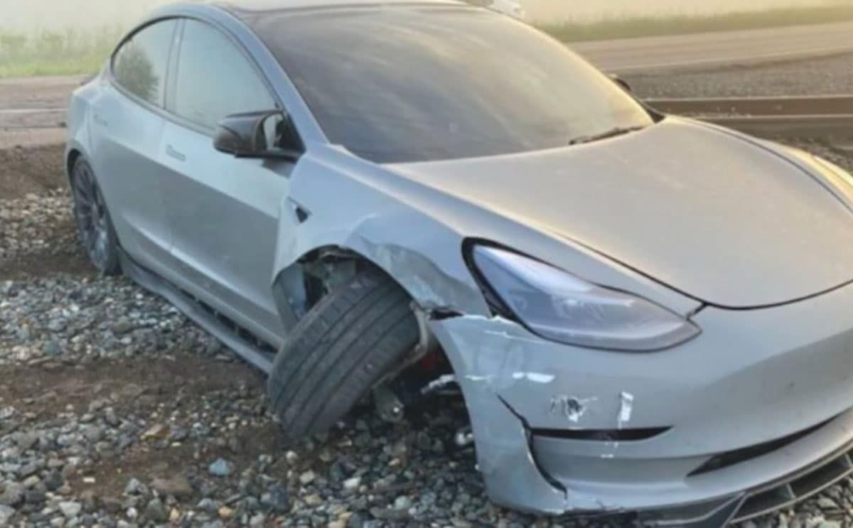 En pilotage automatique, sa Tesla le conduit sous un train, il frôle la ...