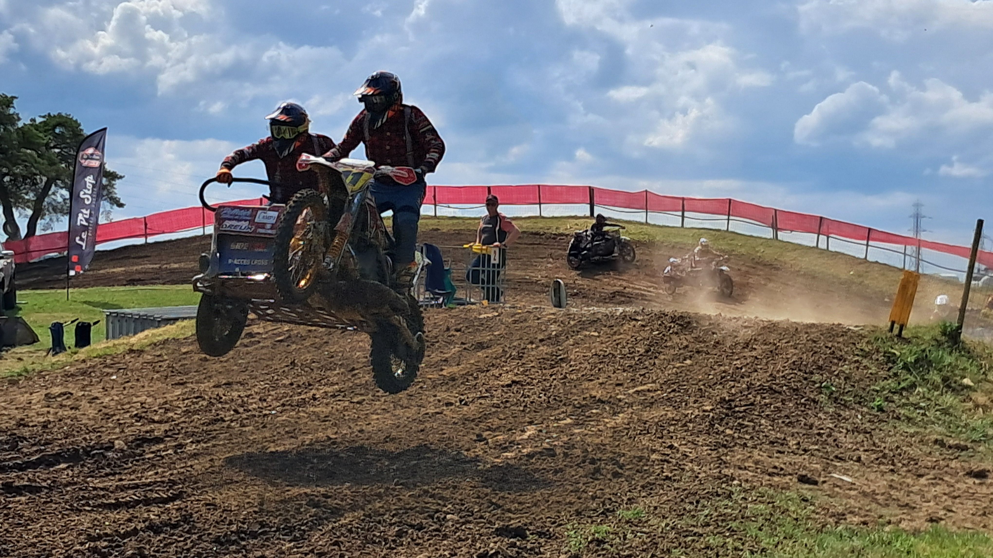 RADIO INTENSITE | 🔊Un side-car-cross électrique sur le circuit des ...