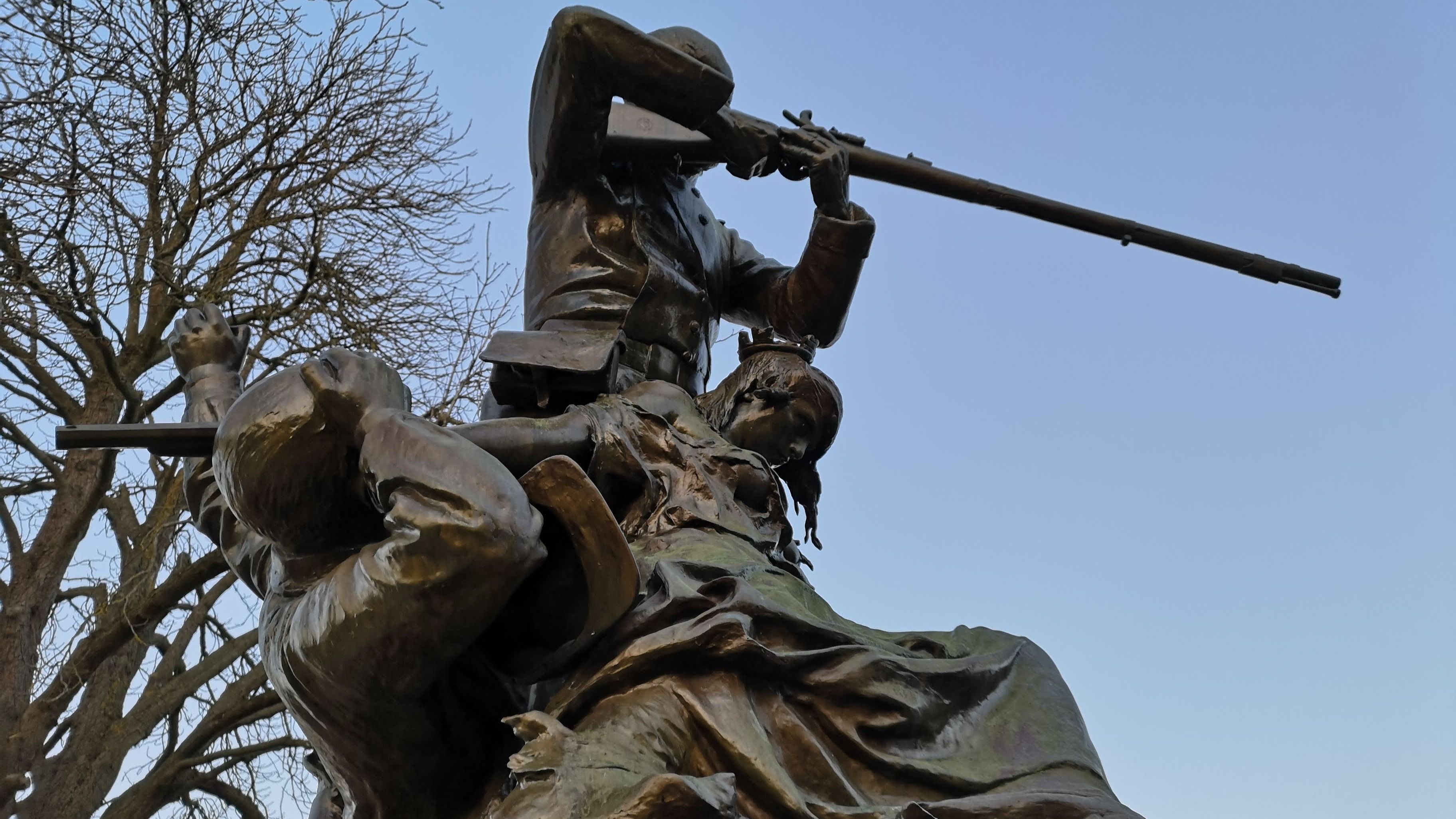 RADIO INTENSITE | 🔊 Le passé militaire de Châteaudun dévoilé