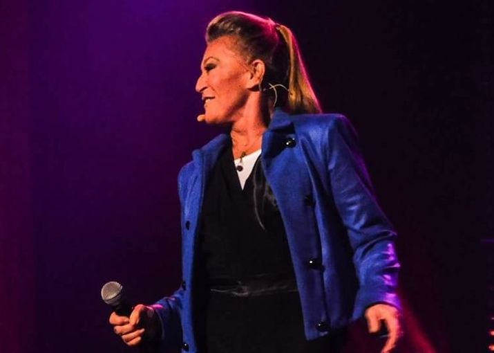 Chanter avec Julien Doré ? Sheila aimerait bien