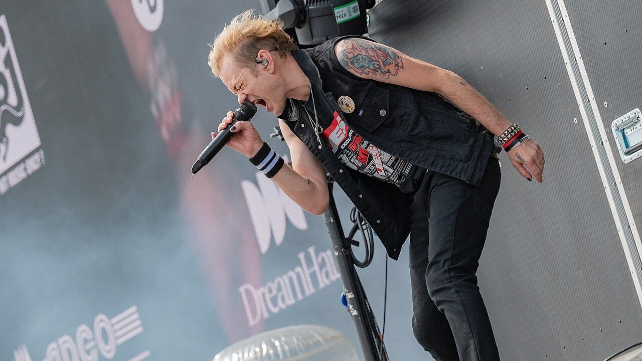 Dans son livre, Deryck Whibley accuse son ancien manager d’agression