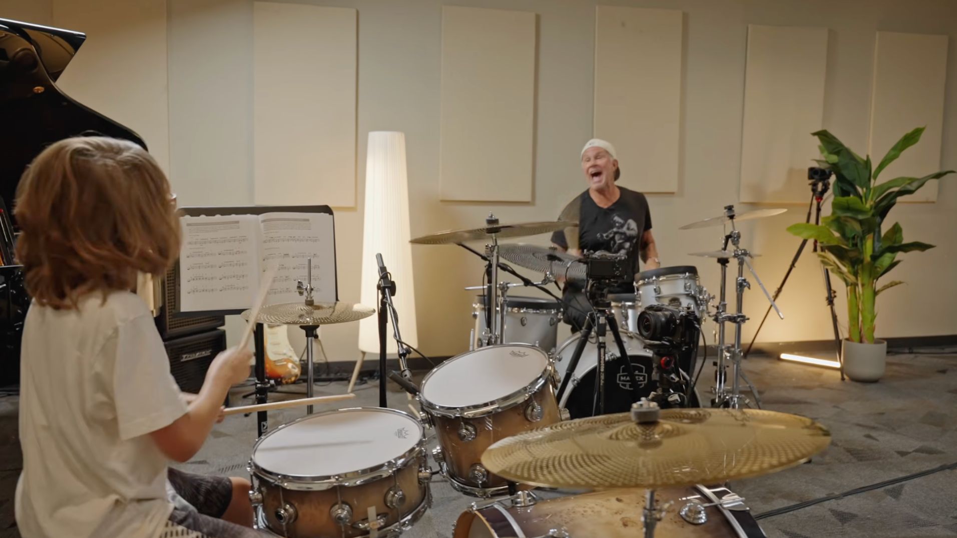 Chad Smith joue les prof surprise de batterie - OUI FM
