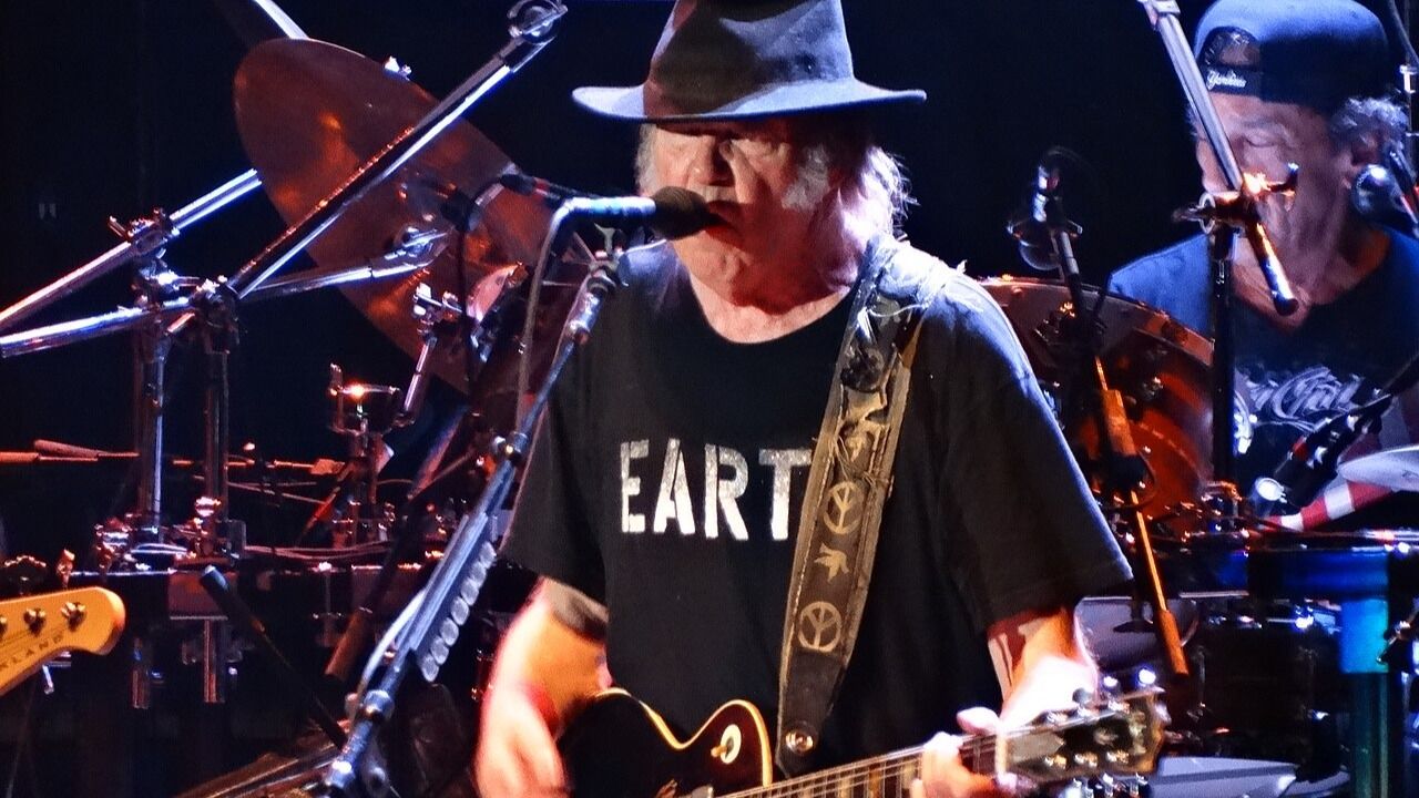 "Rockin’ in the Free World" de Neil Young : le cri électrique du “monde ...