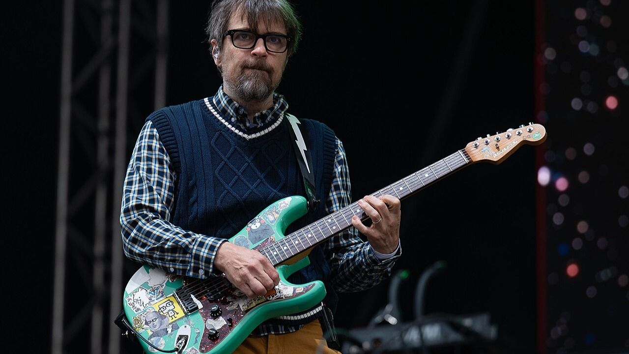 La Blue Strat Warmoth de Rivers Cuomo, guitare culte de Weezer - OUI FM