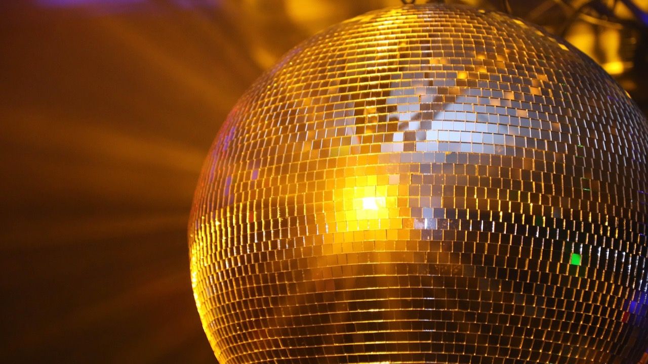 La boule à facettes : la vraie reine du dancefloor ! - VOLTAGE