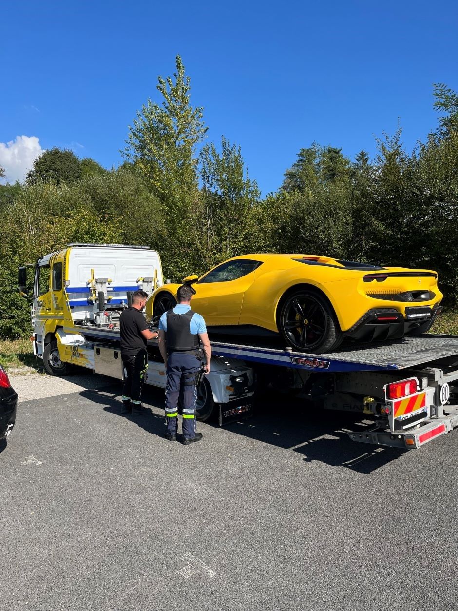 TOTEM - Un conducteur de Ferrari un peu trop pressé près de Brive