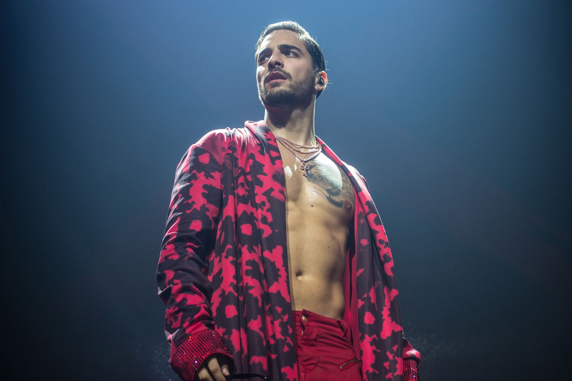 Maluma invite sa petite-amie sur scène et provoque la colère des fans ...