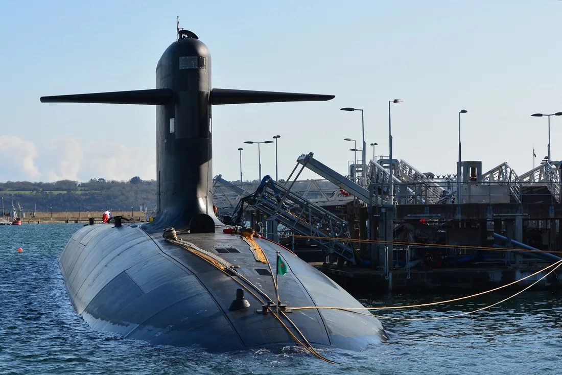 A l'Ile Longue, Emmanuel Macron annonce un renforcement de la force de ...